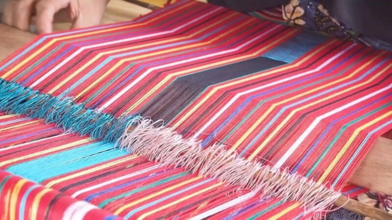 Kain Tenun dan Penggunaannya dalam Tradisi Indonesia – BatikIndonesia.com