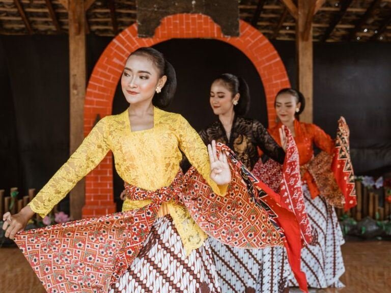 Where Did Batik Art Originate? (History & Today) – BatikIndonesia.com